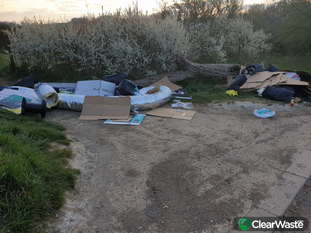 Fly-tipping in Lilley Hoo Lane, Luton - ClearWaste