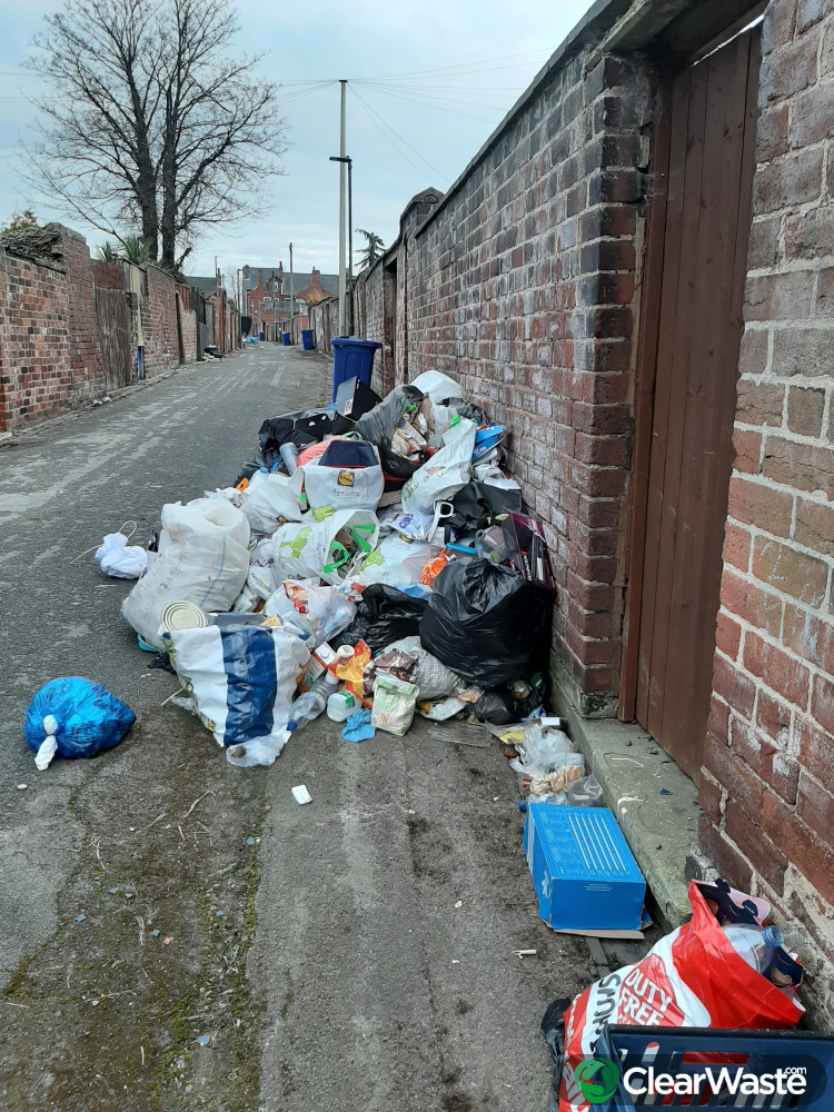 Fly-tipping in Earlesmere Avenue, Doncaster - ClearWaste