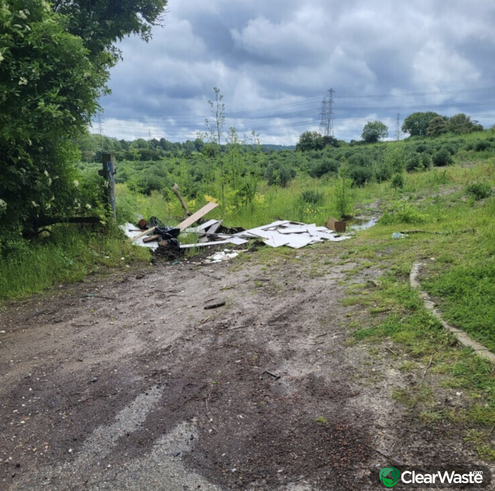 Fly-tipping in Hog Lane, Gravesend - ClearWaste